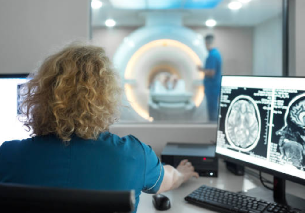 LLM Support in Brain MRI Shows an Expertise Paradox